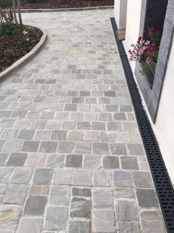 Light grey natural sandstone cobbles || sandstone cobbles